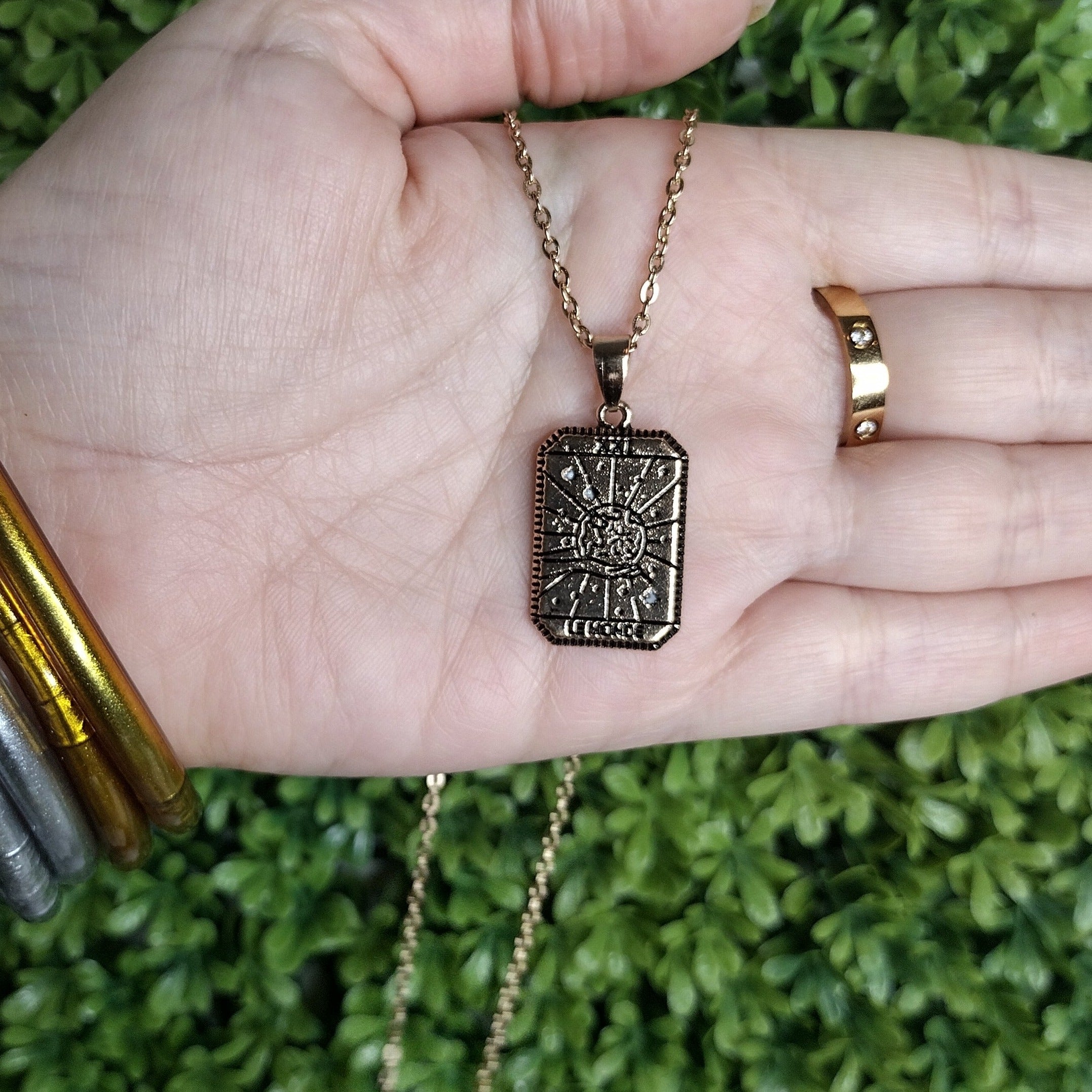 Collar Tarot Mundo - Frida's Dream